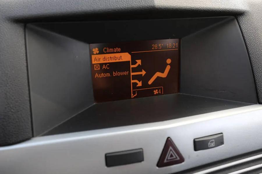 Brown Opel Astra 2010 in Jelgava, with an engine capacity of 1.70 L and mileage of 322 thousand km for 1990 €, photo 16 on AUTOMOTO.COM.LV
