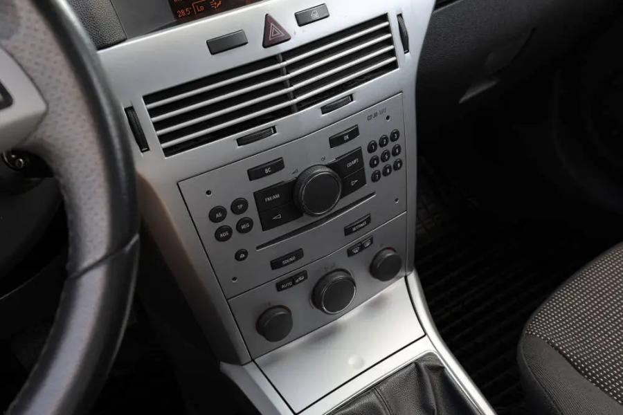 Brown Opel Astra 2010 in Jelgava, with an engine capacity of 1.70 L and mileage of 322 thousand km for 1990 €, photo 17 on AUTOMOTO.COM.LV