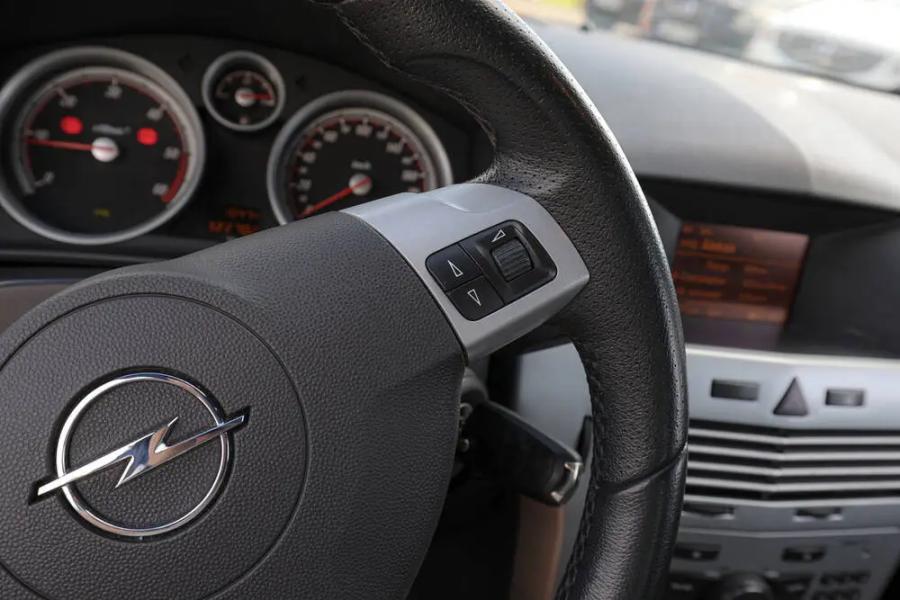 Brown Opel Astra 2010 in Jelgava, with an engine capacity of 1.70 L and mileage of 322 thousand km for 1990 €, photo 19 on AUTOMOTO.COM.LV
