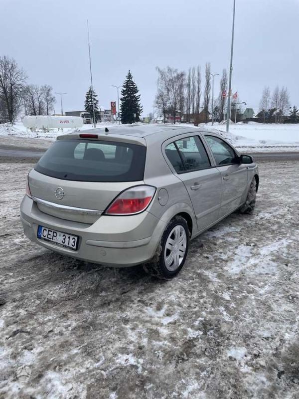 Brown Opel Astra 2006 in Taurage, with an engine capacity of 1.60 L and mileage of 228 thousand km for 666 €, photo 5 on AUTOMOTO.COM.LV