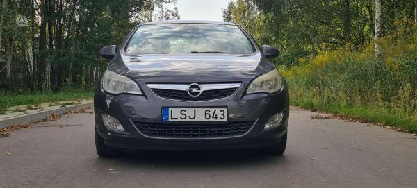 Brown Opel Astra 2010 in Vilnius, with an engine capacity of 1.25 L and mileage of 271 thousand km for 2000 €, photo 9 on AUTOMOTO.COM.LV