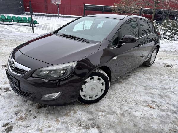 Brown Opel Astra 2011 in Kaunas, with an engine capacity of 1.69 L and mileage of 227 thousand km for 3100 €, photo 1 on AUTOMOTO.COM.LV