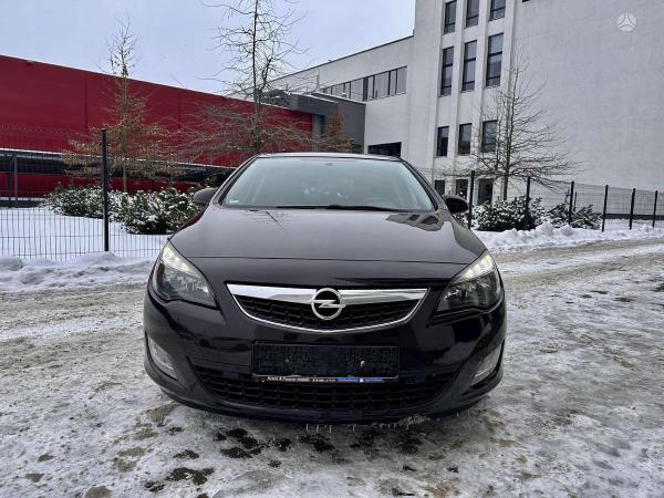 Brown Opel Astra 2011 in Kaunas, with an engine capacity of 1.69 L and mileage of 227 thousand km for 3100 €, photo 4 on AUTOMOTO.COM.LV