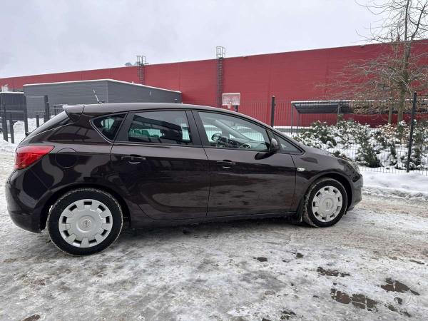 Brown Opel Astra 2011 in Kaunas, with an engine capacity of 1.69 L and mileage of 227 thousand km for 3100 €, photo 5 on AUTOMOTO.COM.LV