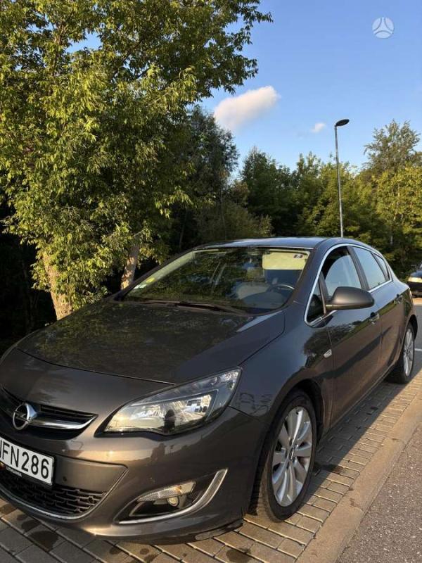 Brown Opel Astra 2013 in Vilnius, with an engine capacity of 1.69 L and mileage of 242 thousand km for 2400 €, photo 1 on AUTOMOTO.COM.LV