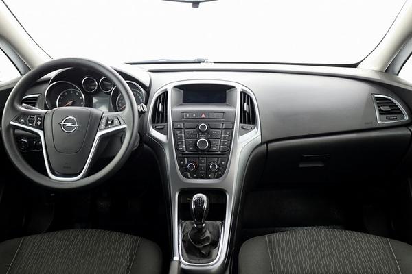 Brown Opel Astra 2014 in Tallinn, with an engine capacity of 1.60 L and mileage of 189 thousand km for 2499 €, photo 5 on AUTOMOTO.COM.LV
