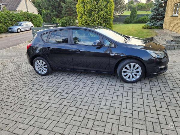 Brown Opel Astra 2014 in Kelme, with an engine capacity of 1.36 L and mileage of 157 thousand km for 5490 €, photo 4 on AUTOMOTO.COM.LV