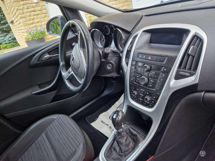 Brown Opel Astra 2014 in Kelme, with an engine capacity of 1.36 L and mileage of 157 thousand km for 5490 €, photo 13 on AUTOMOTO.COM.LV