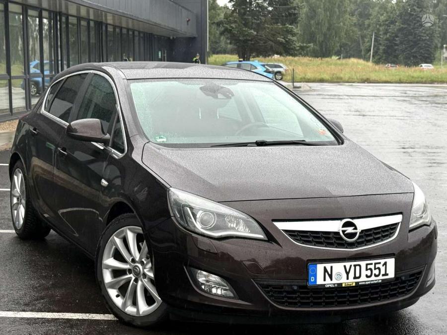 Brown Opel Astra 2014 in Kaunas, with an engine capacity of 1.96 L and mileage of 280 thousand km for 4650 €, photo 1 on AUTOMOTO.COM.LV