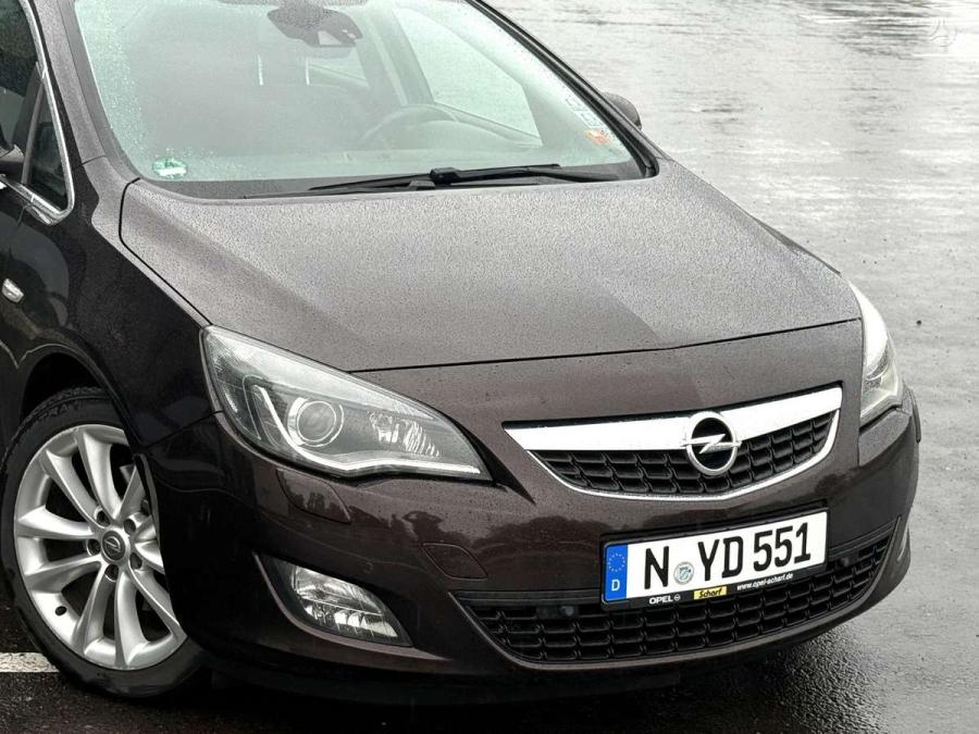 Brown Opel Astra 2014 in Kaunas, with an engine capacity of 1.96 L and mileage of 280 thousand km for 4650 €, photo 3 on AUTOMOTO.COM.LV