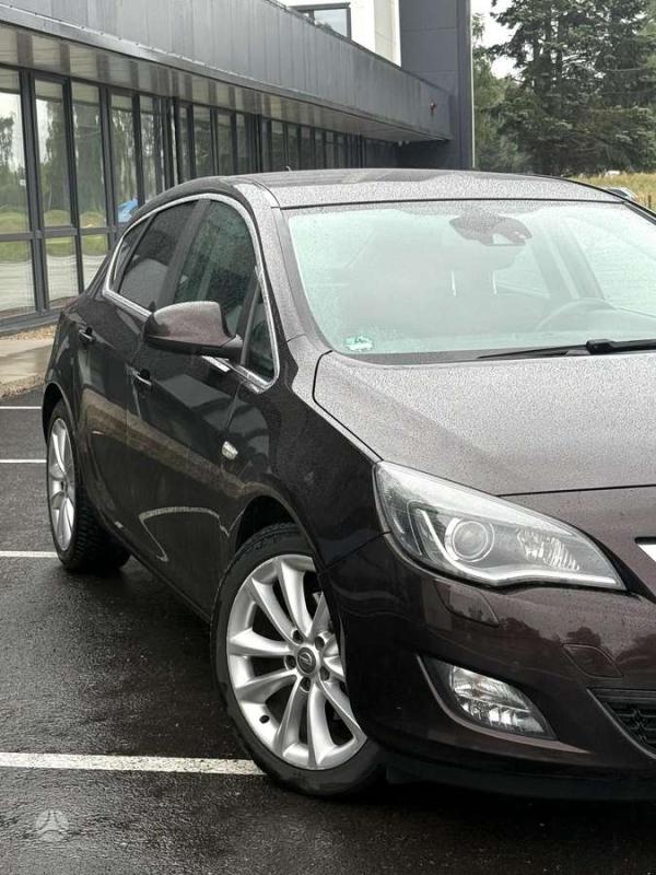 Brown Opel Astra 2014 in Kaunas, with an engine capacity of 1.96 L and mileage of 280 thousand km for 4650 €, photo 5 on AUTOMOTO.COM.LV
