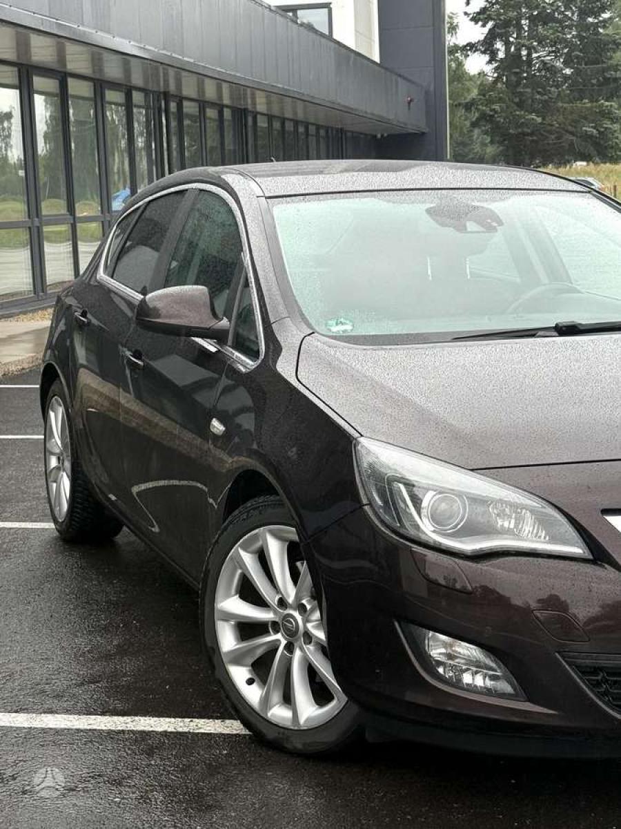 Brown Opel Astra 2014 in Kaunas, with an engine capacity of 1.96 L and mileage of 280 thousand km for 4650 €, photo 6 on AUTOMOTO.COM.LV