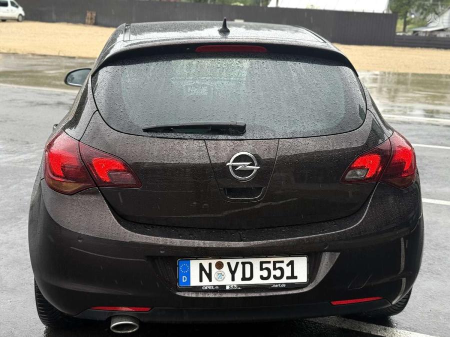 Brown Opel Astra 2014 in Kaunas, with an engine capacity of 1.96 L and mileage of 280 thousand km for 4650 €, photo 8 on AUTOMOTO.COM.LV