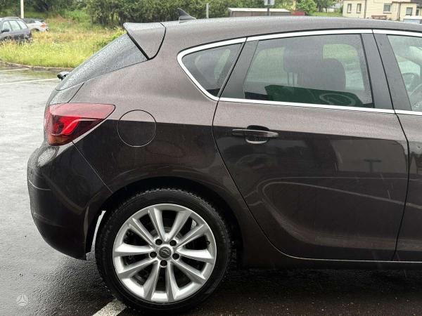 Brown Opel Astra 2014 in Kaunas, with an engine capacity of 1.96 L and mileage of 280 thousand km for 4650 €, photo 8 on AUTOMOTO.COM.LV