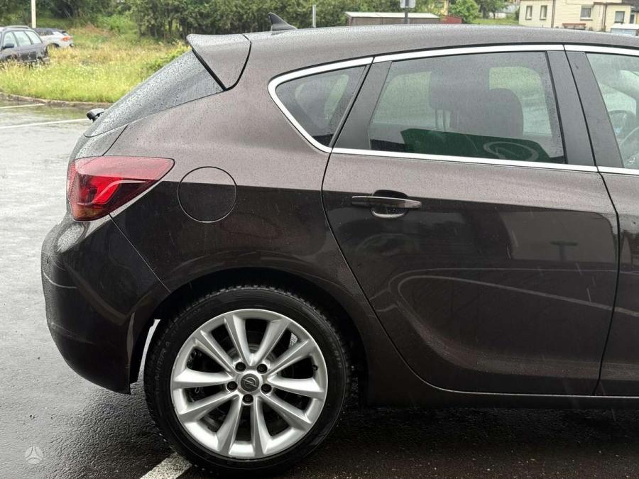 Brown Opel Astra 2014 in Kaunas, with an engine capacity of 1.96 L and mileage of 280 thousand km for 4650 €, photo 9 on AUTOMOTO.COM.LV