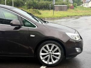 Brown Opel Astra 2014 in Kaunas, with an engine capacity of 1.96 L and mileage of 280 thousand km for 4650 €, photo 10 on AUTOMOTO.COM.LV