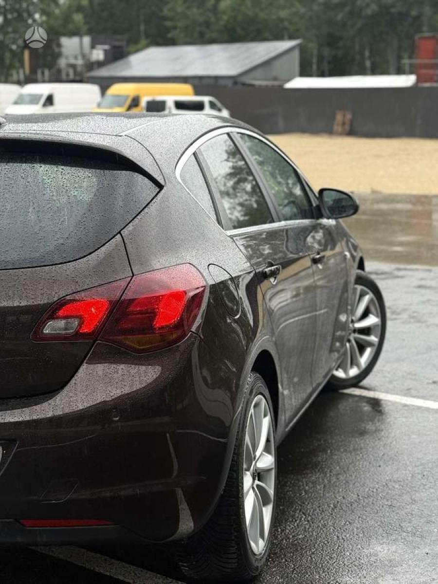 Brown Opel Astra 2014 in Kaunas, with an engine capacity of 1.96 L and mileage of 280 thousand km for 4650 €, photo 34 on AUTOMOTO.COM.LV