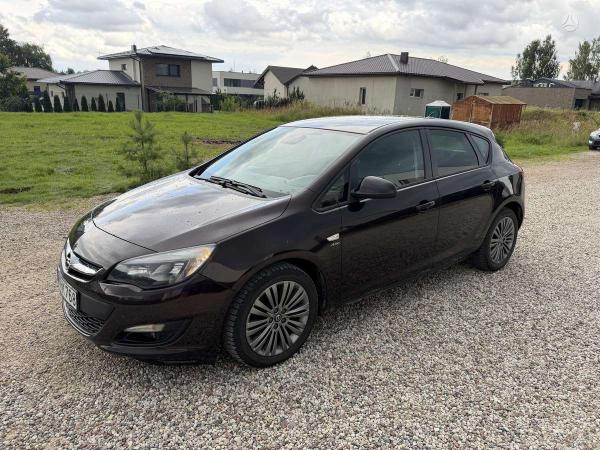 Brown Opel Astra 2015 in Vilnius, with an engine capacity of 1.36 L and mileage of 150 thousand km for 4850 €, photo 1 on AUTOMOTO.COM.LV