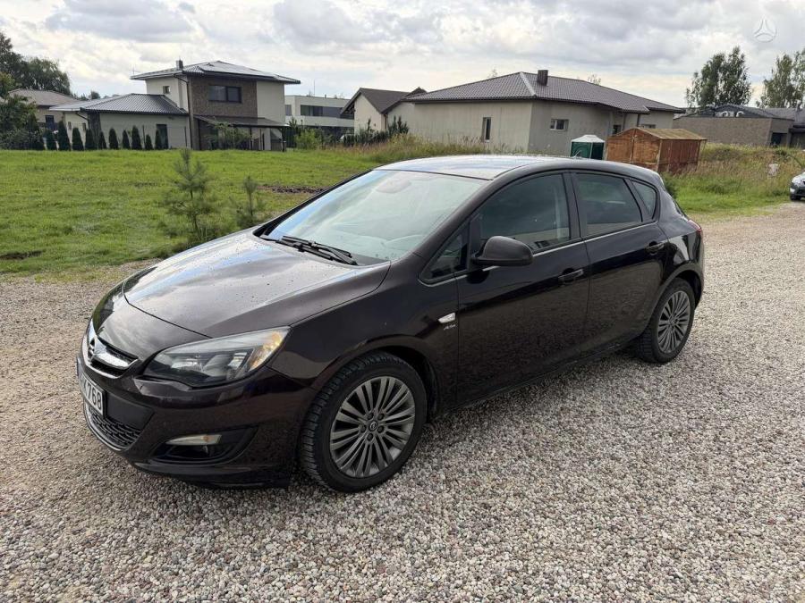 Brown Opel Astra 2015 in Vilnius, with an engine capacity of 1.36 L and mileage of 150 thousand km for 4850 €, photo 1 on AUTOMOTO.COM.LV
