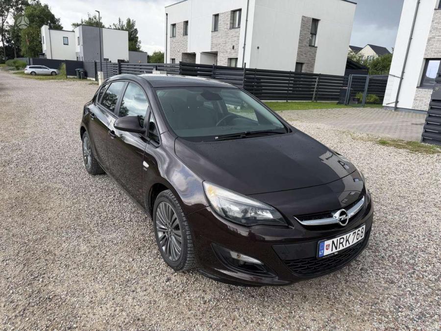 Brown Opel Astra 2015 in Vilnius, with an engine capacity of 1.36 L and mileage of 150 thousand km for 4850 €, photo 4 on AUTOMOTO.COM.LV