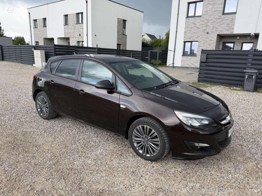 Brown Opel Astra 2015 in Vilnius, with an engine capacity of 1.36 L and mileage of 150 thousand km for 4850 €, photo 5 on AUTOMOTO.COM.LV
