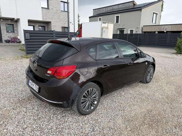 Brown Opel Astra 2015 in Vilnius, with an engine capacity of 1.36 L and mileage of 150 thousand km for 4850 €, photo 5 on AUTOMOTO.COM.LV