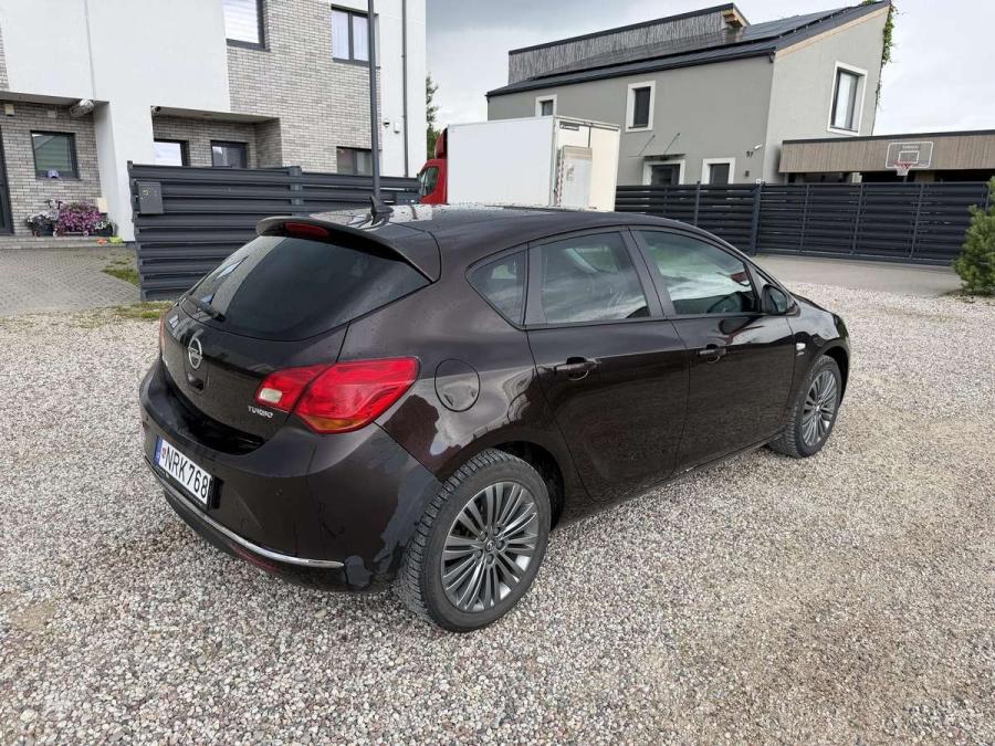 Brown Opel Astra 2015 in Vilnius, with an engine capacity of 1.36 L and mileage of 150 thousand km for 4850 €, photo 6 on AUTOMOTO.COM.LV