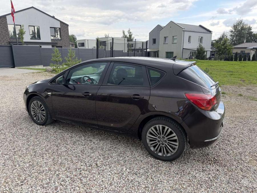 Brown Opel Astra 2015 in Vilnius, with an engine capacity of 1.36 L and mileage of 150 thousand km for 4850 €, photo 8 on AUTOMOTO.COM.LV