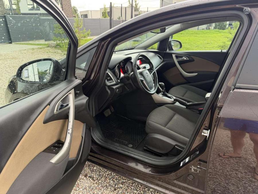 Brown Opel Astra 2015 in Vilnius, with an engine capacity of 1.36 L and mileage of 150 thousand km for 4850 €, photo 9 on AUTOMOTO.COM.LV
