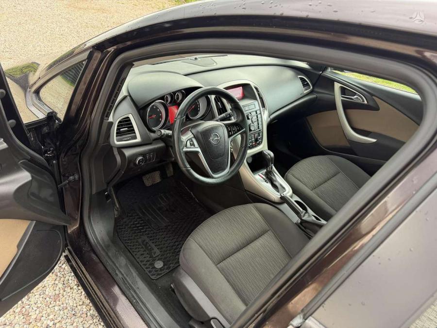 Brown Opel Astra 2015 in Vilnius, with an engine capacity of 1.36 L and mileage of 150 thousand km for 4850 €, photo 10 on AUTOMOTO.COM.LV