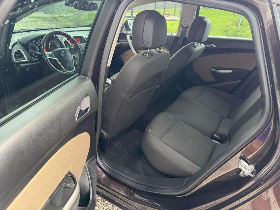 Brown Opel Astra 2015 in Vilnius, with an engine capacity of 1.36 L and mileage of 150 thousand km for 4850 €, photo 11 on AUTOMOTO.COM.LV