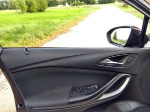 Brown Opel Astra 2016 in Vilkaviskis, with an engine capacity of 1.60 L and mileage of 246 thousand km for 4950 €, photo 9 on AUTOMOTO.COM.LV