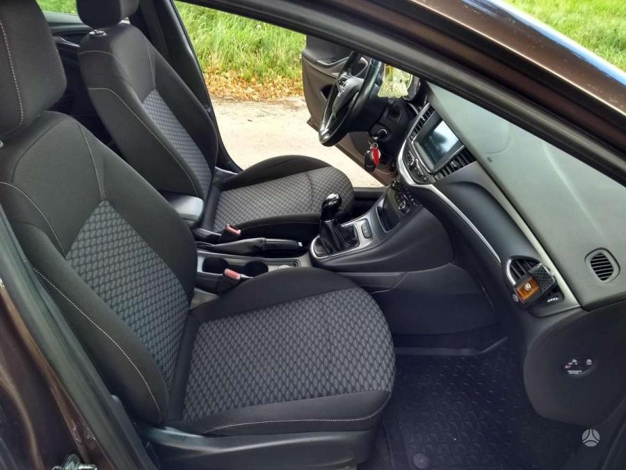 Brown Opel Astra 2016 in Vilkaviskis, with an engine capacity of 1.60 L and mileage of 246 thousand km for 4950 €, photo 12 on AUTOMOTO.COM.LV