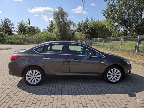 Brown Opel Astra 2013 in Marijampole, with an engine capacity of 1.36 L and mileage of 200 thousand km for 4300 €, photo 2 on AUTOMOTO.COM.LV