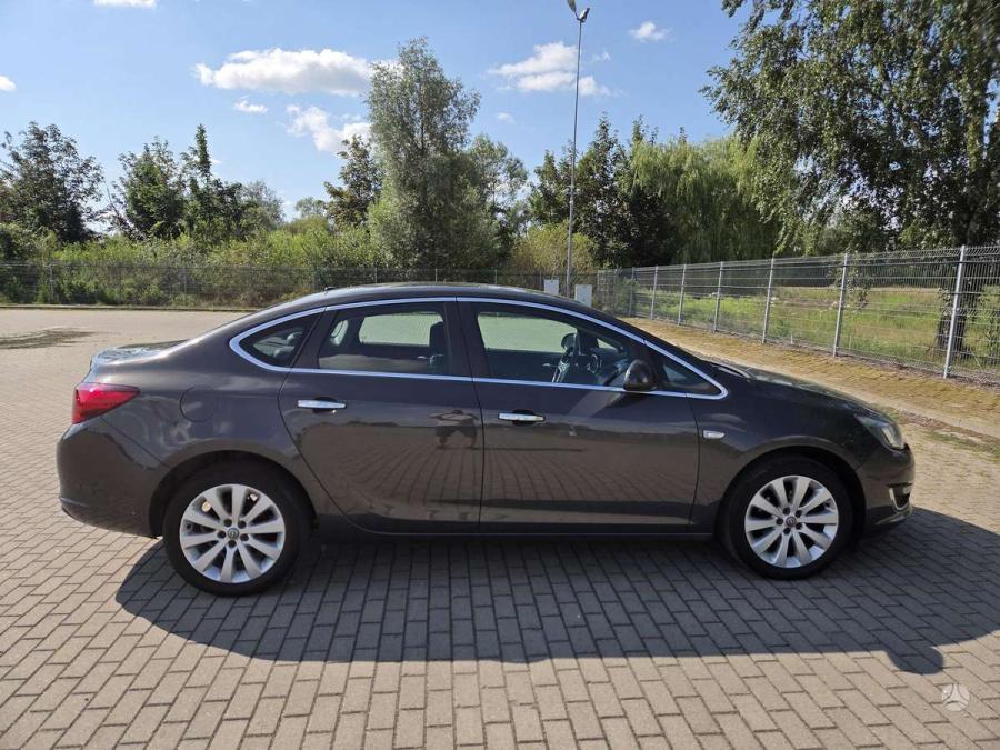 Brown Opel Astra 2013 in Marijampole, with an engine capacity of 1.36 L and mileage of 200 thousand km for 4300 €, photo 3 on AUTOMOTO.COM.LV