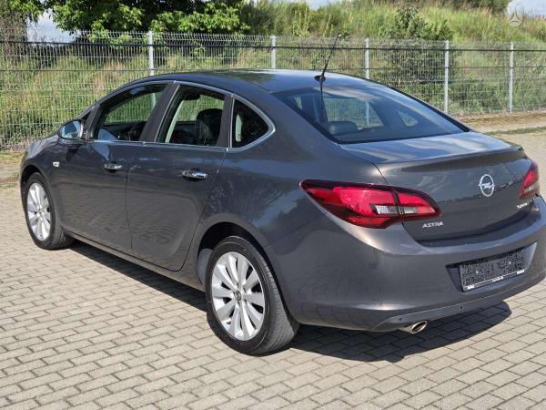 Brown Opel Astra 2013 in Marijampole, with an engine capacity of 1.36 L and mileage of 200 thousand km for 4300 €, photo 7 on AUTOMOTO.COM.LV