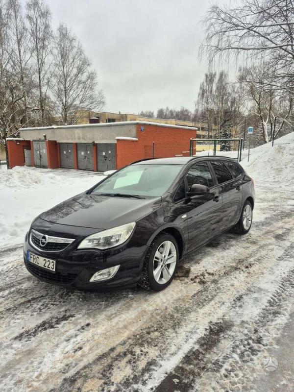 Brown Opel Astra 2011 in Vilnius, with an engine capacity of 1.69 L and mileage of 258 thousand km for 2500 €, photo 1 on AUTOMOTO.COM.LV