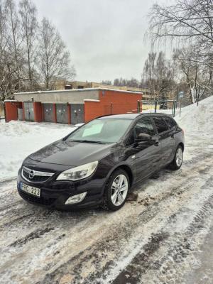 Brown Opel Astra 2011 in Vilnius, with an engine capacity of 1.69 L and mileage of 258 thousand km for 2500 €, photo  on AUTOMOTO.COM.LV