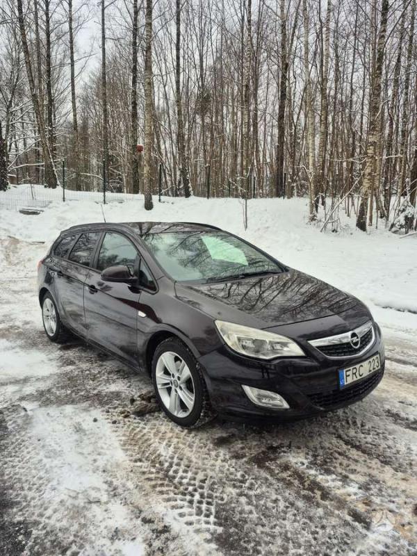 Brown Opel Astra 2011 in Vilnius, with an engine capacity of 1.69 L and mileage of 258 thousand km for 2500 €, photo 2 on AUTOMOTO.COM.LV
