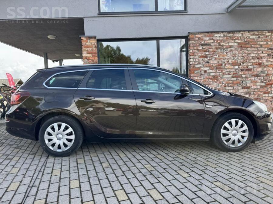 Brown Opel Astra 2012 in Talsi, with an engine capacity of 1.70 L and mileage of 250 thousand km for 4800 €, photo 4 on AUTOMOTO.COM.LV