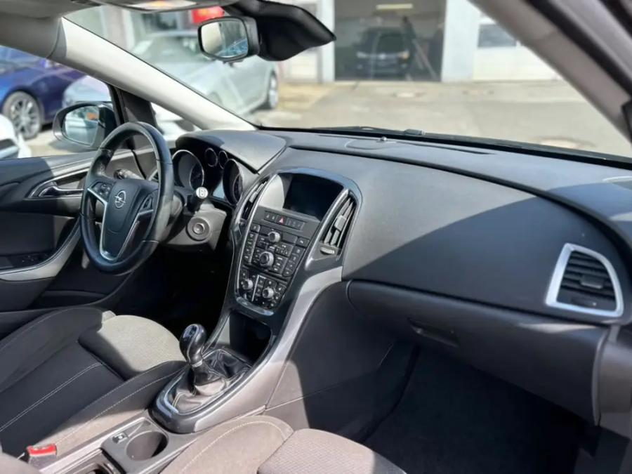 Brown Opel Astra 2012 in Saldus, with an engine capacity of 1.70 L and mileage of 251 thousand km for 5200 €, photo 6 on AUTOMOTO.COM.LV