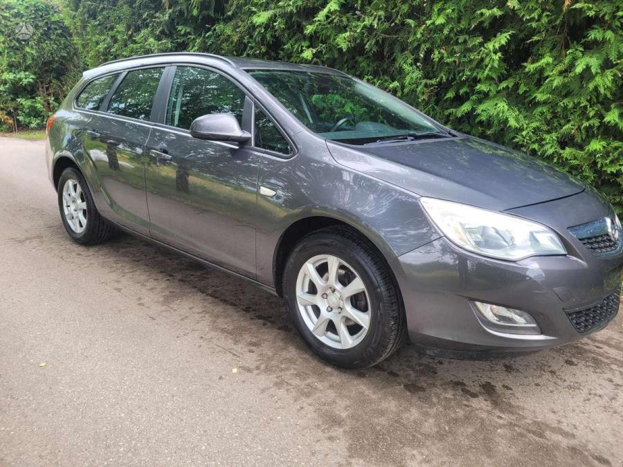 Brown Opel Astra 2012 in Vilkaviskis, with an engine capacity of 1.36 L and mileage of 183 thousand km for 3300 €, photo 3 on AUTOMOTO.COM.LV