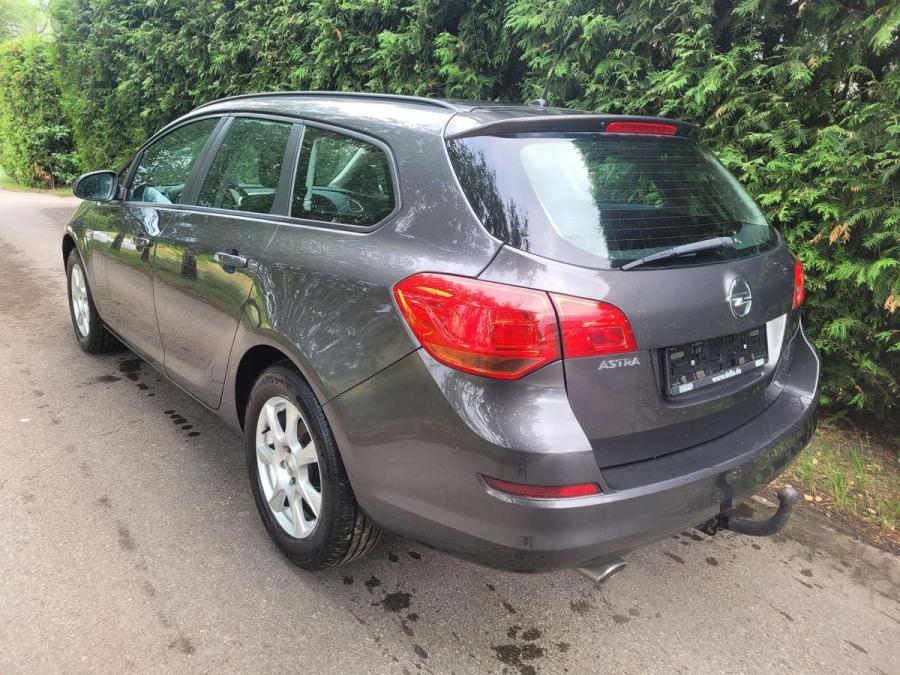 Brown Opel Astra 2012 in Vilkaviskis, with an engine capacity of 1.36 L and mileage of 183 thousand km for 3300 €, photo 6 on AUTOMOTO.COM.LV