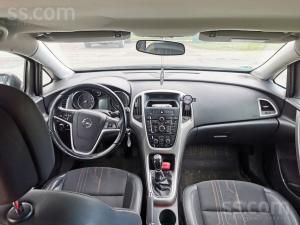 Brown Opel Astra 2012 in Riga, with an engine capacity of 1.60 L and mileage of 164 thousand km for 4450 €, photo 9 on AUTOMOTO.COM.LV
