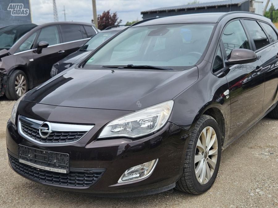 Brown Opel Astra 2012 in Kluonaliai, with an engine capacity of 1.70 L and mileage of 279 thousand km for 2499 €, photo 1 on AUTOMOTO.COM.LV