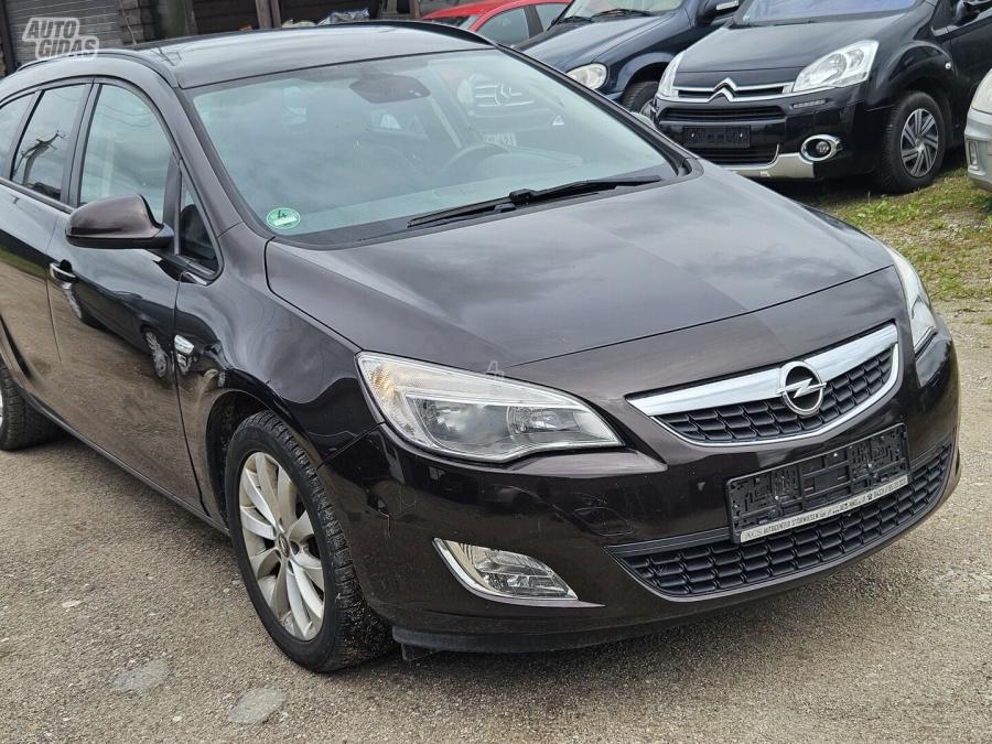 Brown Opel Astra 2012 in Kluonaliai, with an engine capacity of 1.70 L and mileage of 279 thousand km for 2499 €, photo 3 on AUTOMOTO.COM.LV