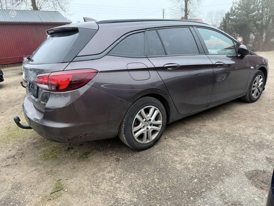 Brown Opel Astra 2018 in Ukmerge, with an engine capacity of 1.60 L and mileage of 195 thousand km for 3350 €, photo 4 on AUTOMOTO.COM.LV