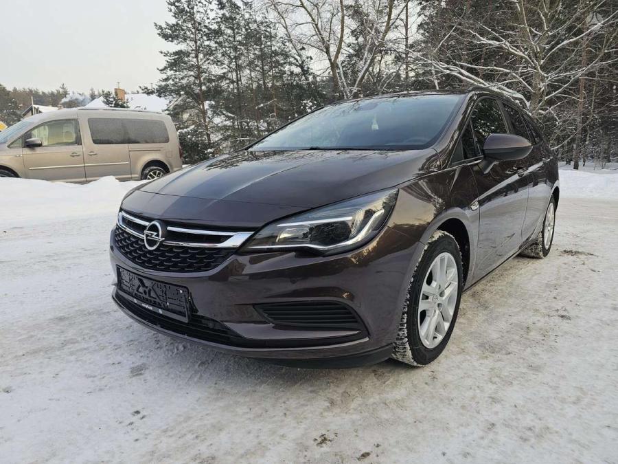 Brown Opel Astra 2018 in Ukmerge, with an engine capacity of 1.60 L and mileage of 216 thousand km for 5750 €, photo 1 on AUTOMOTO.COM.LV