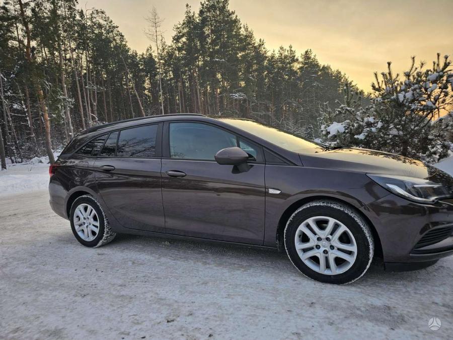 Brown Opel Astra 2018 in Ukmerge, with an engine capacity of 1.60 L and mileage of 216 thousand km for 5750 €, photo 6 on AUTOMOTO.COM.LV