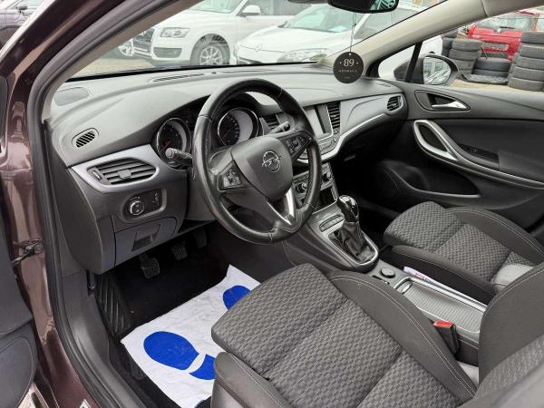 Brown Opel Astra 2018 in Kaunas, with an engine capacity of 1.40 L and mileage of 116 thousand km for 6950 €, photo 9 on AUTOMOTO.COM.LV